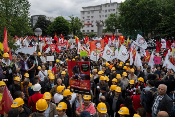 Keulen stroomt vol demonstranten tegen Turkse premier Erdogan - NRC
