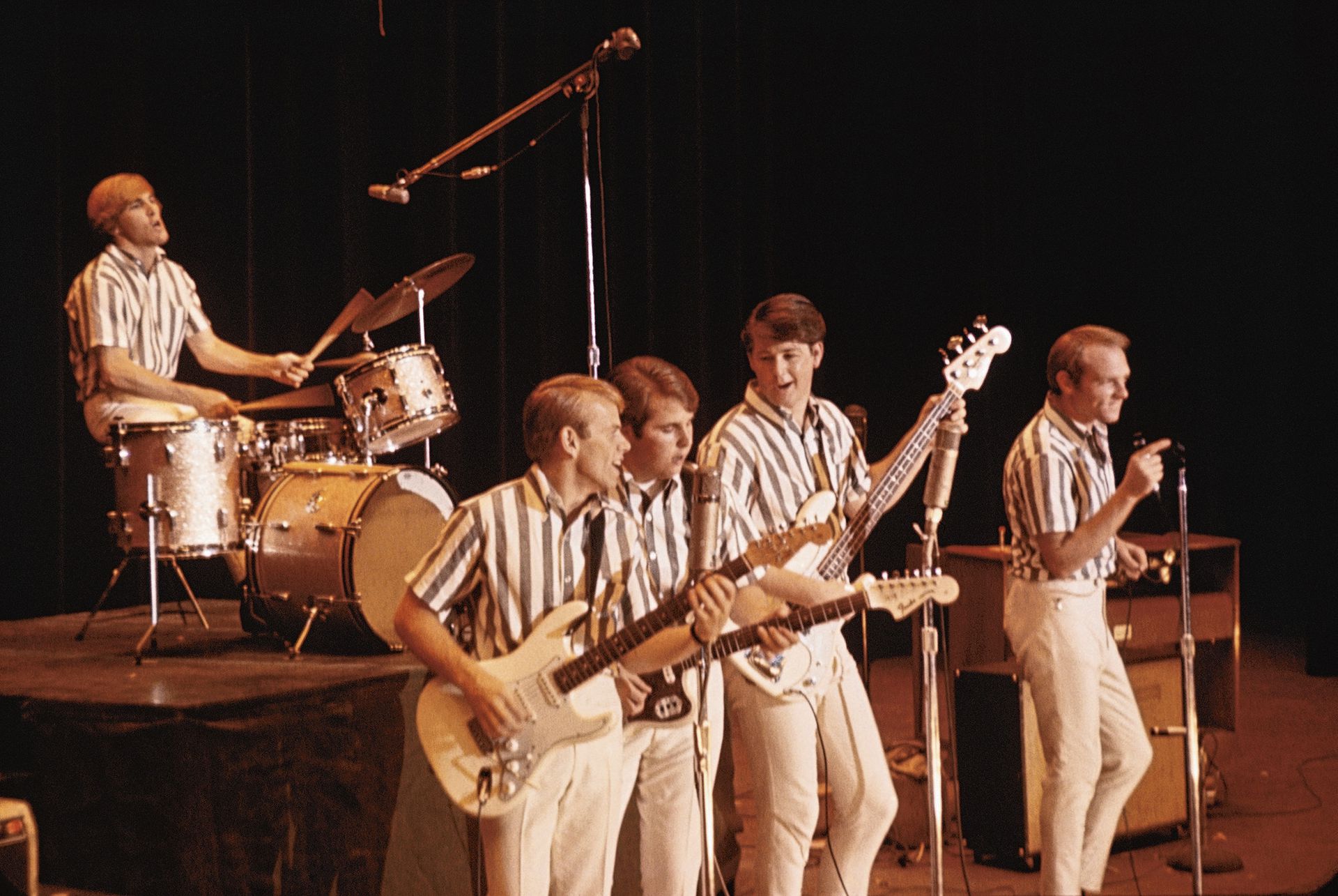 Lang niet alleen lol en zonneschijn in de Beach Boys-wereld - NRC