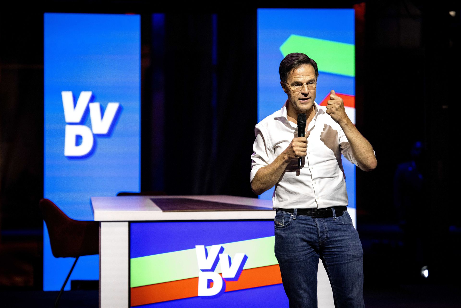 VVD-fractie moet nu kiezen waar haar loyaliteit ligt - NRC