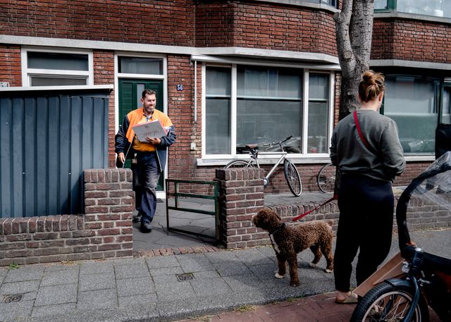 PostNL wil af van de verplichte bezorging. Postbode Mark Bruin volgt de ...