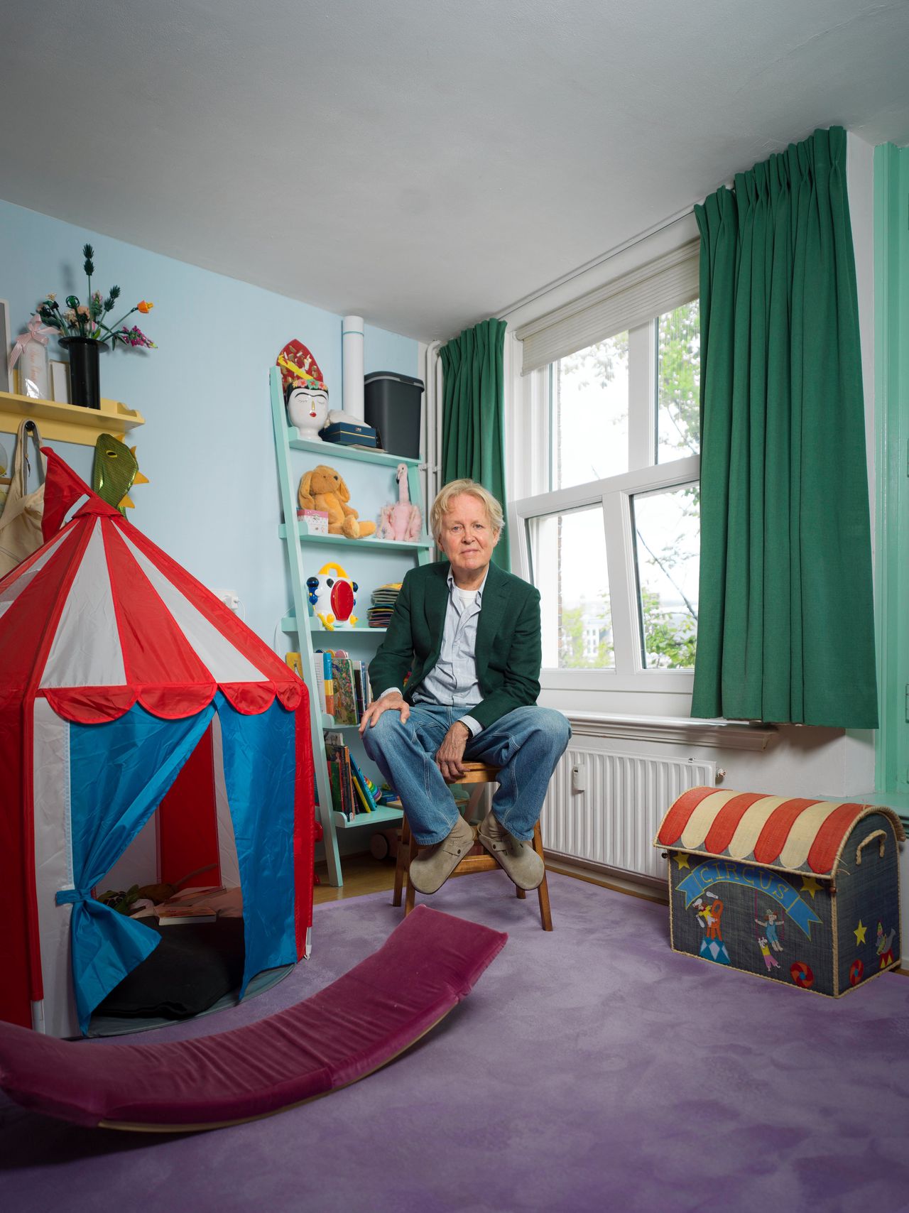 Thomas Rosenboom gaat net als zijn dochter spartelend op in de wereld - NRC