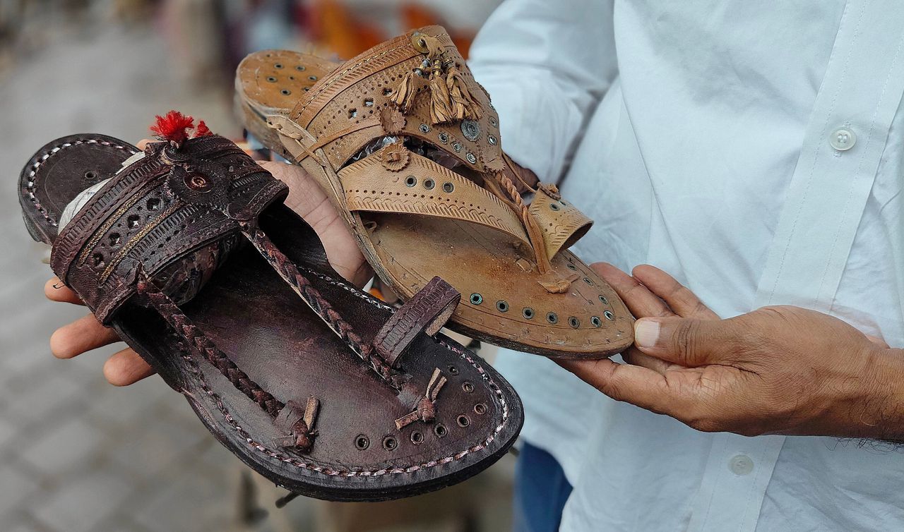 Op de sandalenmarkt in New Delhi snappen ze wel dat Prada de Kolhapuri ...