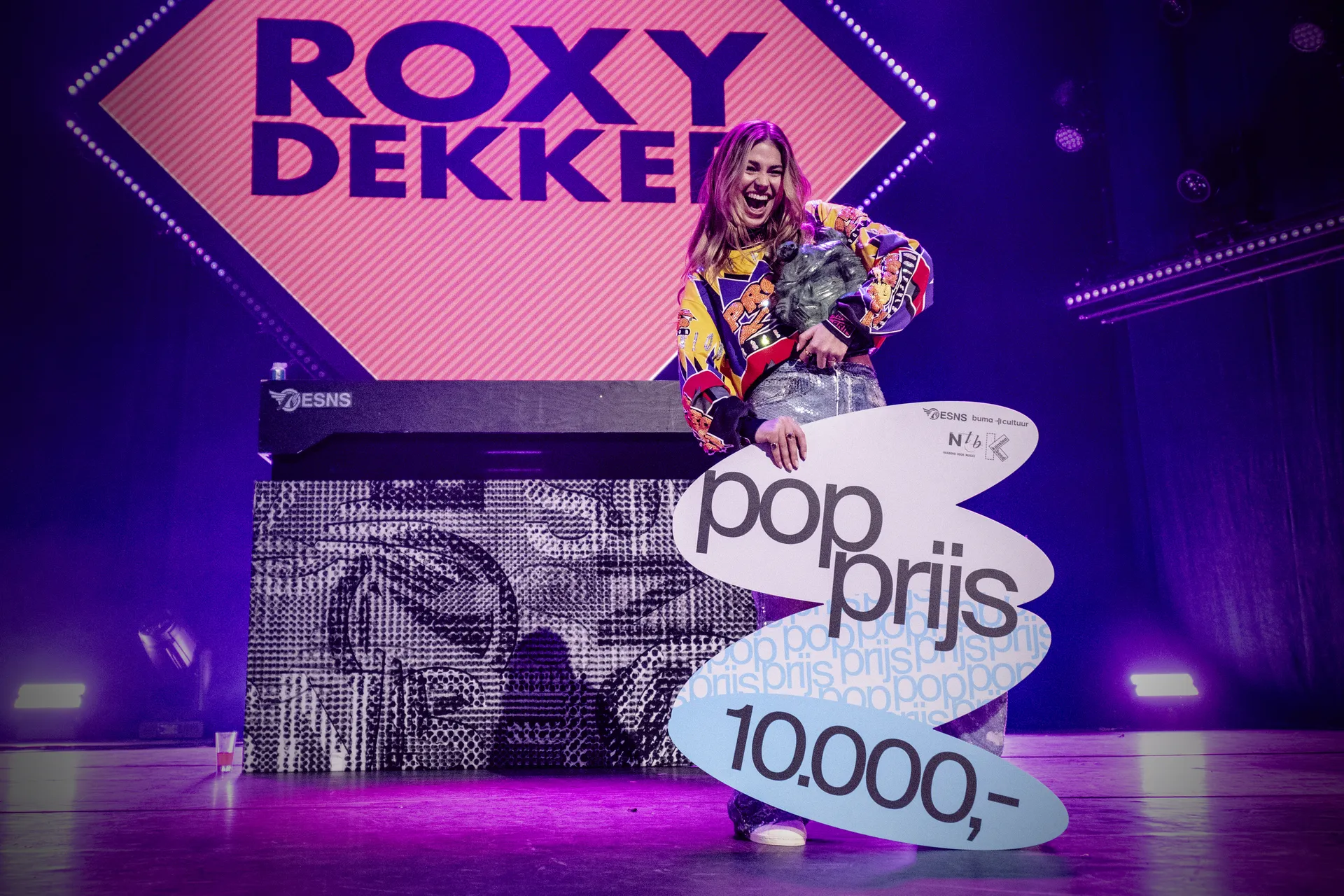 Roxy Dekker wint Popprijs 2024 op festival Noorderslag - NRC
