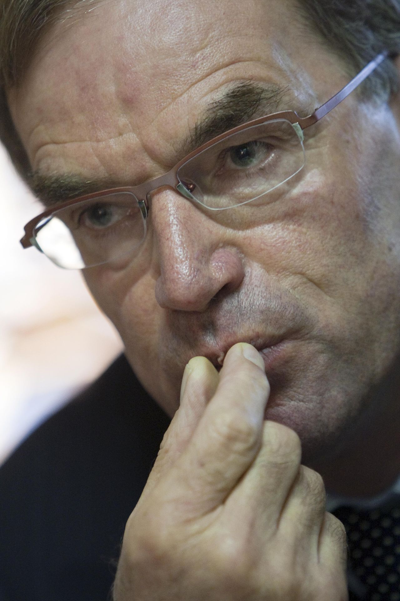 De stelling van Douwe Jan Elzinga: een Kamerlid dat geheimen lekt, moet ...