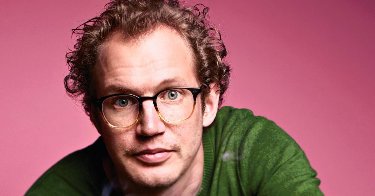 Johan Goossens is openhartig over dickpics in ontroerende show - NRC