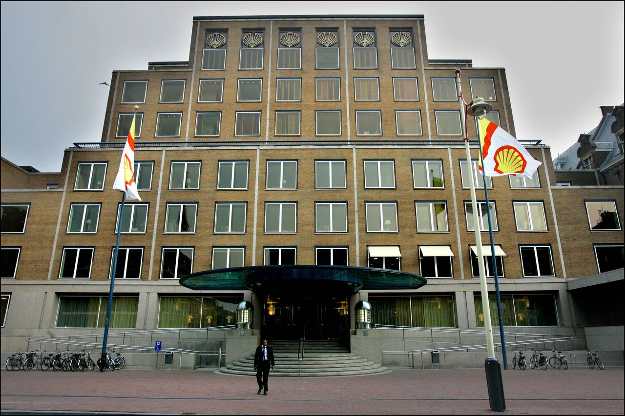 De directeur van Shell Nederland slaapt stiekem op kantoor - NRC
