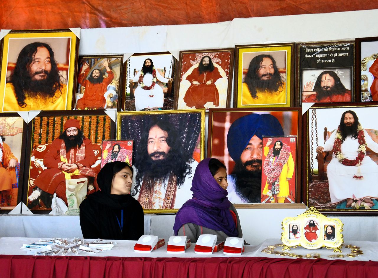 Of hij nu dood is of mediteert, de goeroe blijft in de vriezer - NRC