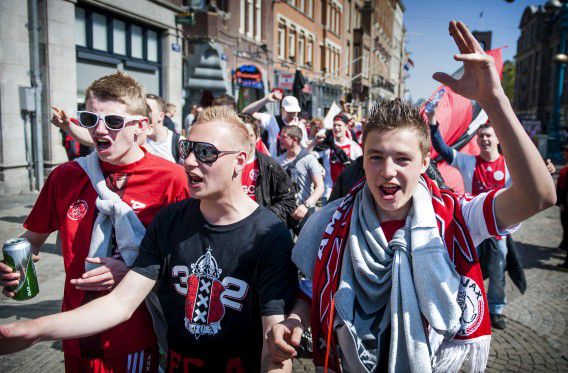 Ajax-supporters zijn er klaar voor - ‘natuurlijk wordt Ajax kampioen’ - NRC