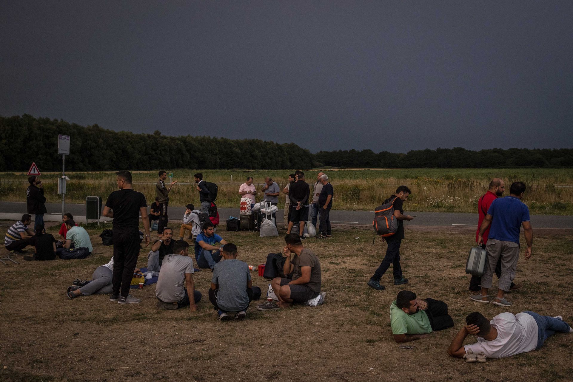 Opnieuw onrustig bij azc Ter Apel, waar weer honderden mensen buiten ...