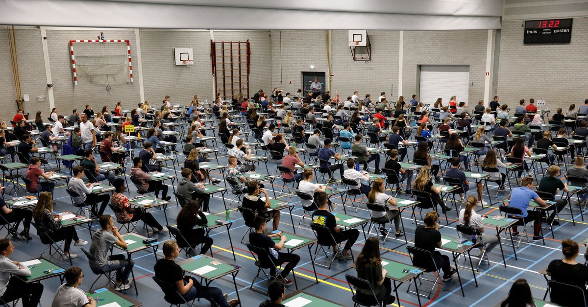 ‘Eindexamens gaan dit jaar door’ - NRC