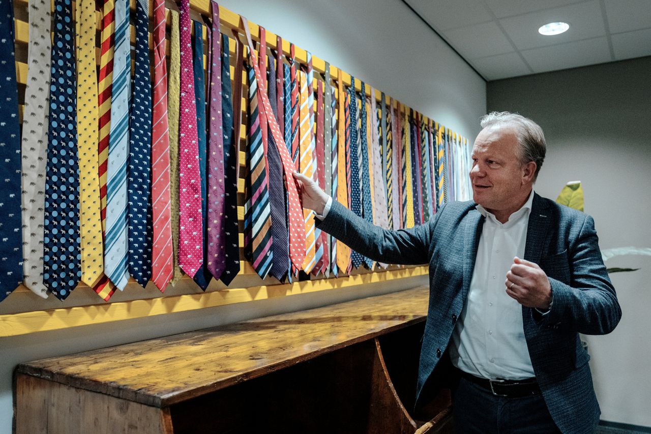 Negen maanden op pad met Ton van Veen, de topman die van Jumbo weer een ...