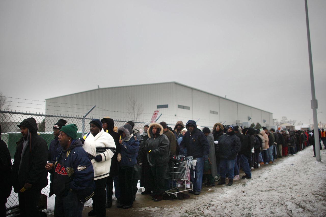 Arm Detroit in de rij voor eten en spullen - NRC