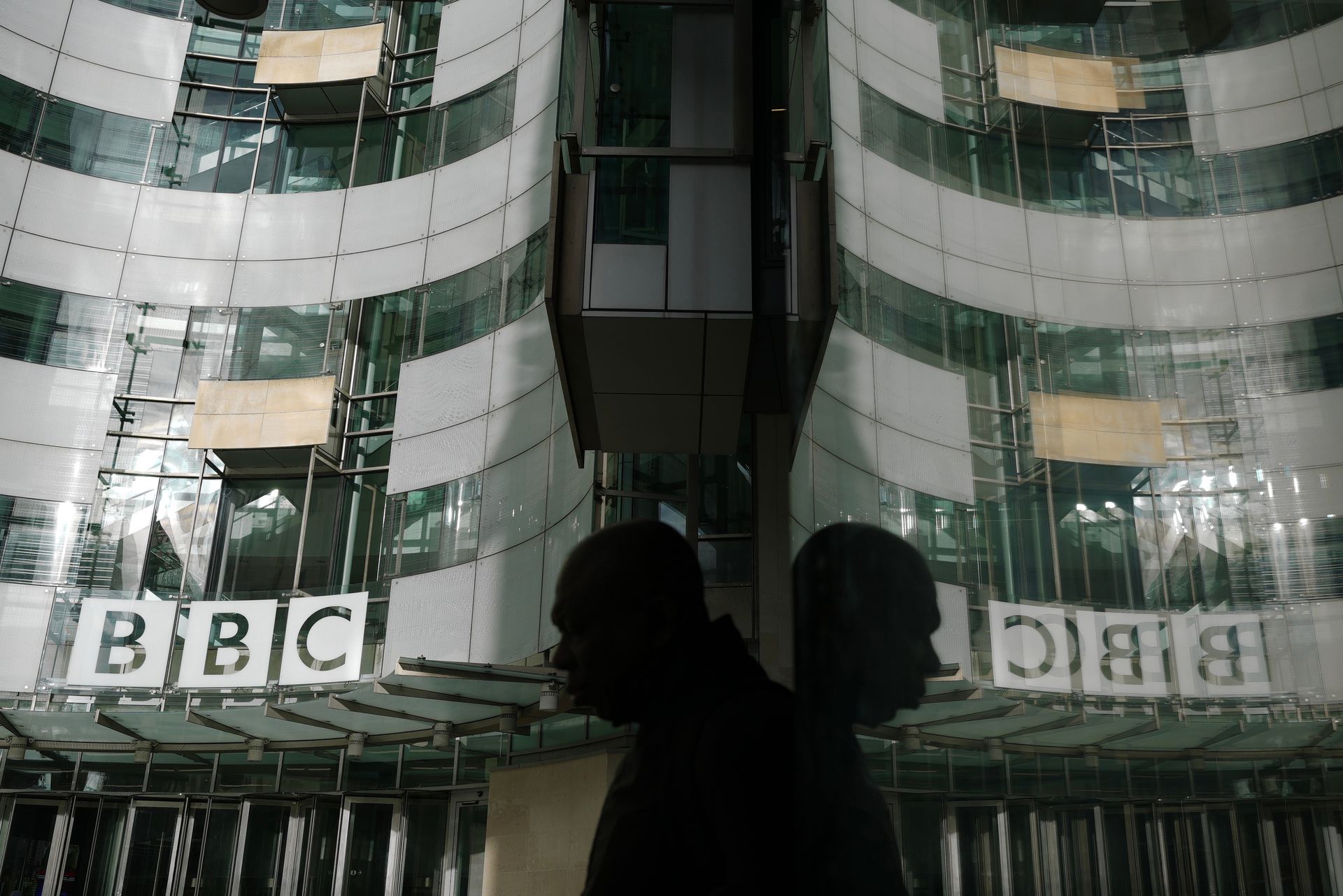 Een ‘Thatcherite conservative’ drukt zijn stempel op de BBC, maar daar ...