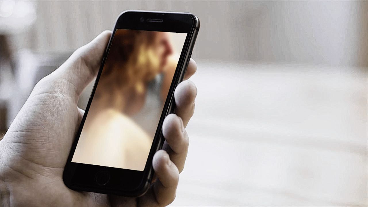Na één naaktfoto zitten slachtoffers van ‘sextortion’ voor altijd in de tang - NRC