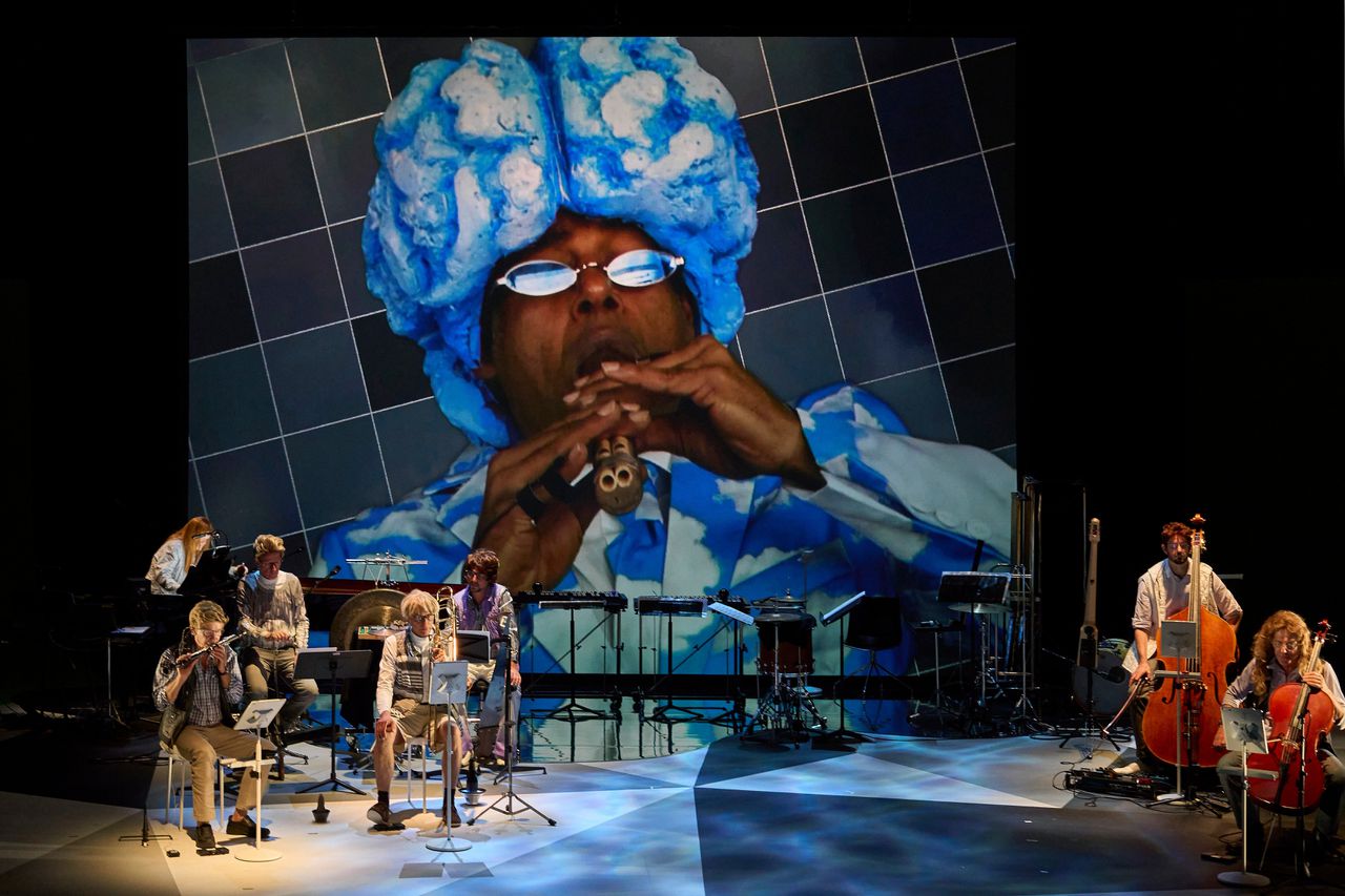 ‘Melencolia’ is een jubelend uitvergroot biopt van het leven zelf - NRC