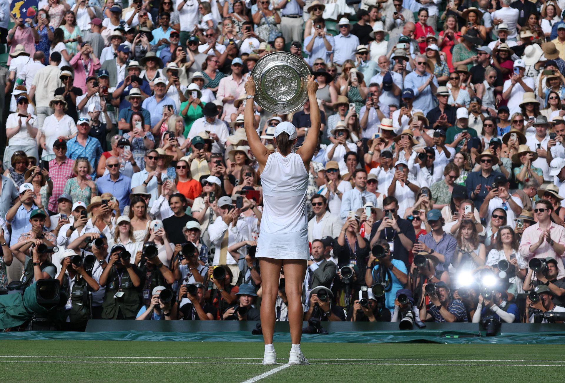 Amanda Anisimova leek in de Wimbledon-finale tegen Iga Swiatek in een ...