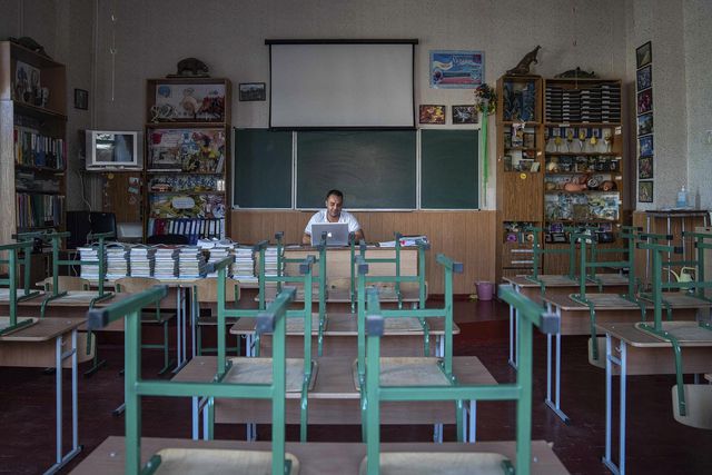 De eerste schooldag in Oekraïne, scholen met schuilkelder ontvangen kinderen - NRC