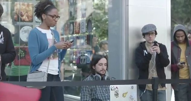 Samsung zet iPhone-fanboys voor schut in nieuwe commercial - NRC