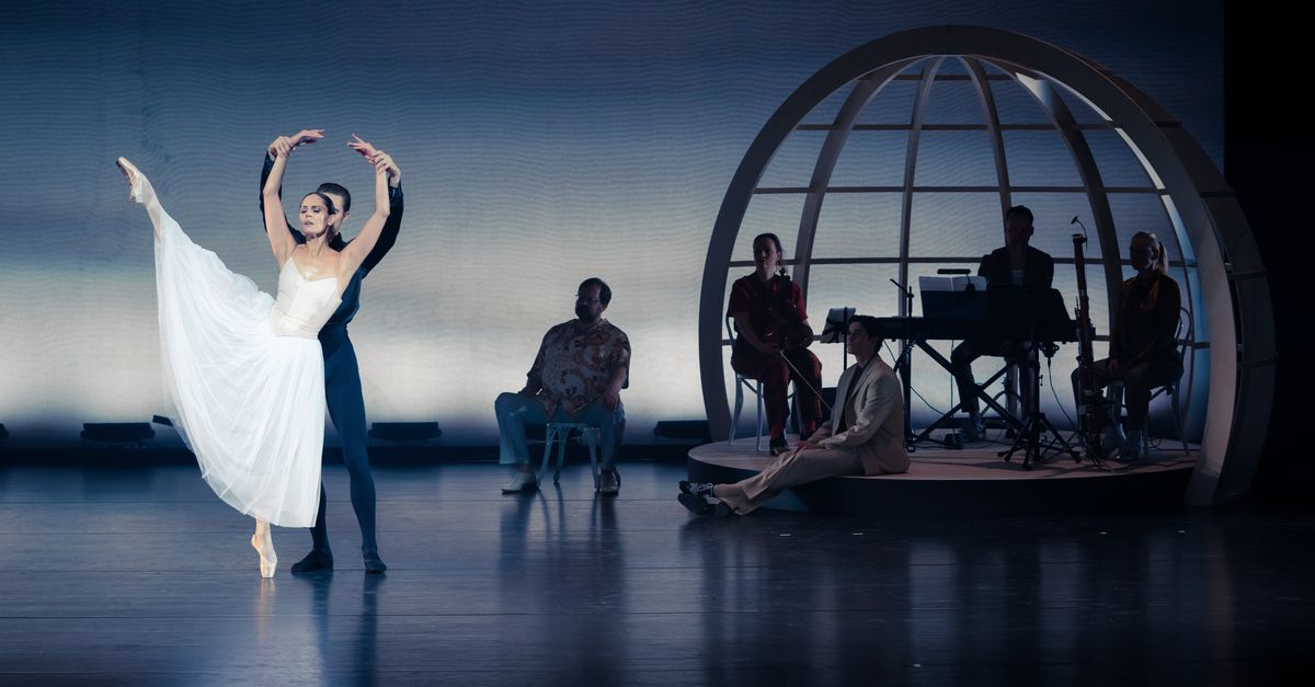 Igone de Jonghs eerste eigen voorstelling is wat ‘kortademig’ - NRC