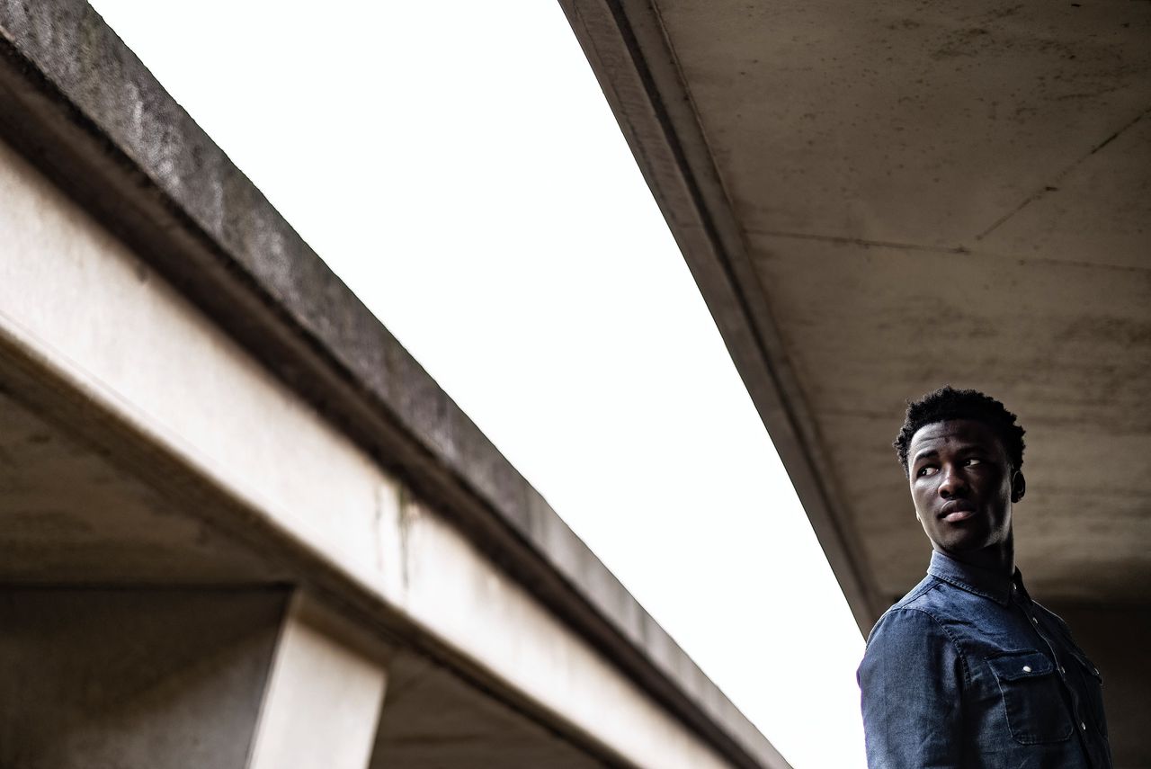 Ja, de muziek van de 19-jarige Claude is dansbaar en vrolijk, maar de ...