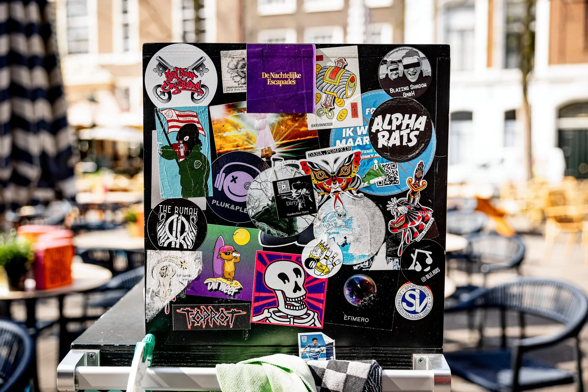 Stickers op verkeersborden, op lantaarnpalen – wie plakt die daar? - NRC