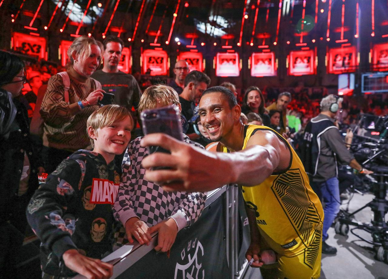 Olympische buzzer beater van Worthy de Jong leidt tot ‘wervelstorm’ in ...