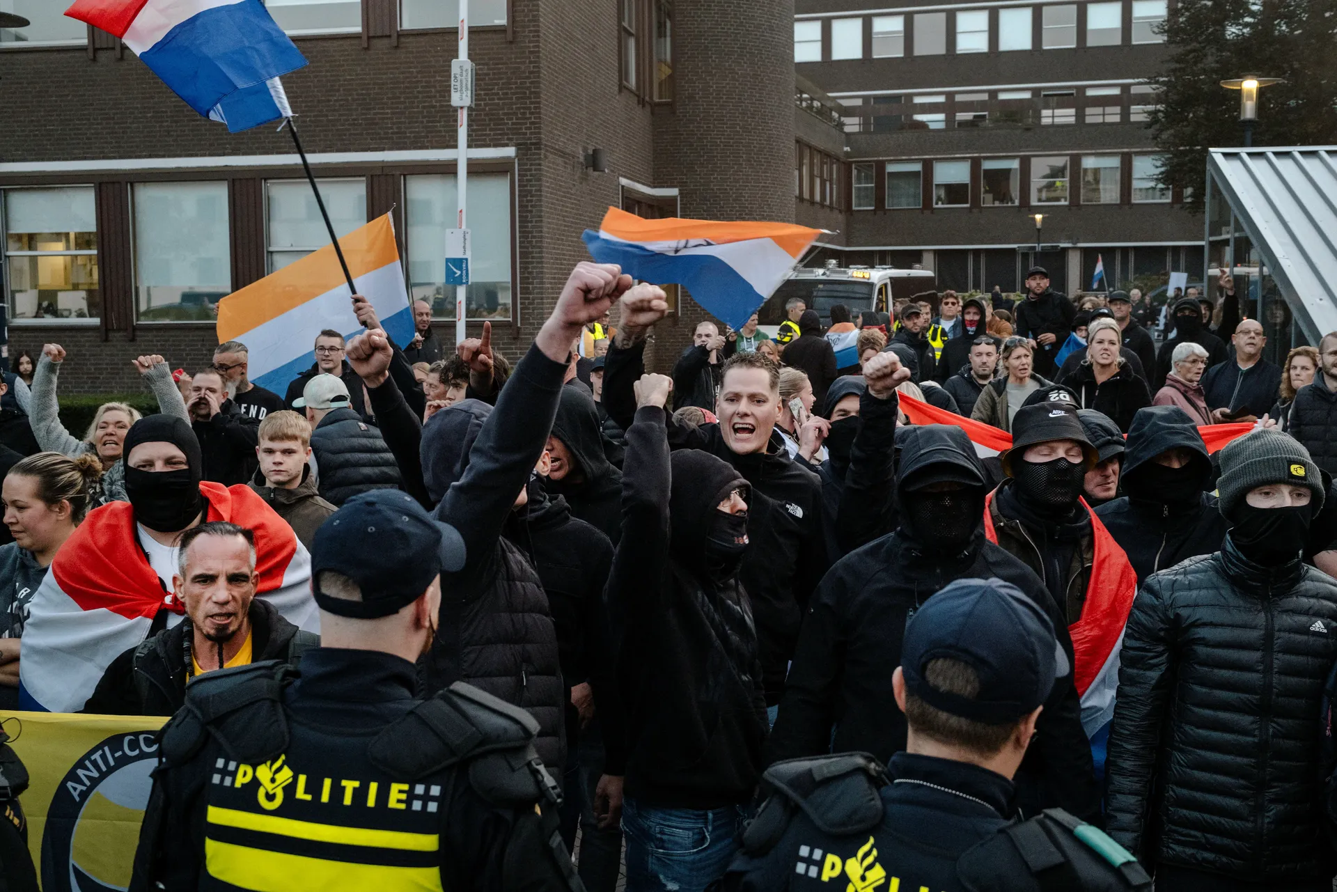 Van azc-protest naar azc-protest: ‘Als de politie geweld gebruikt, gaan ...