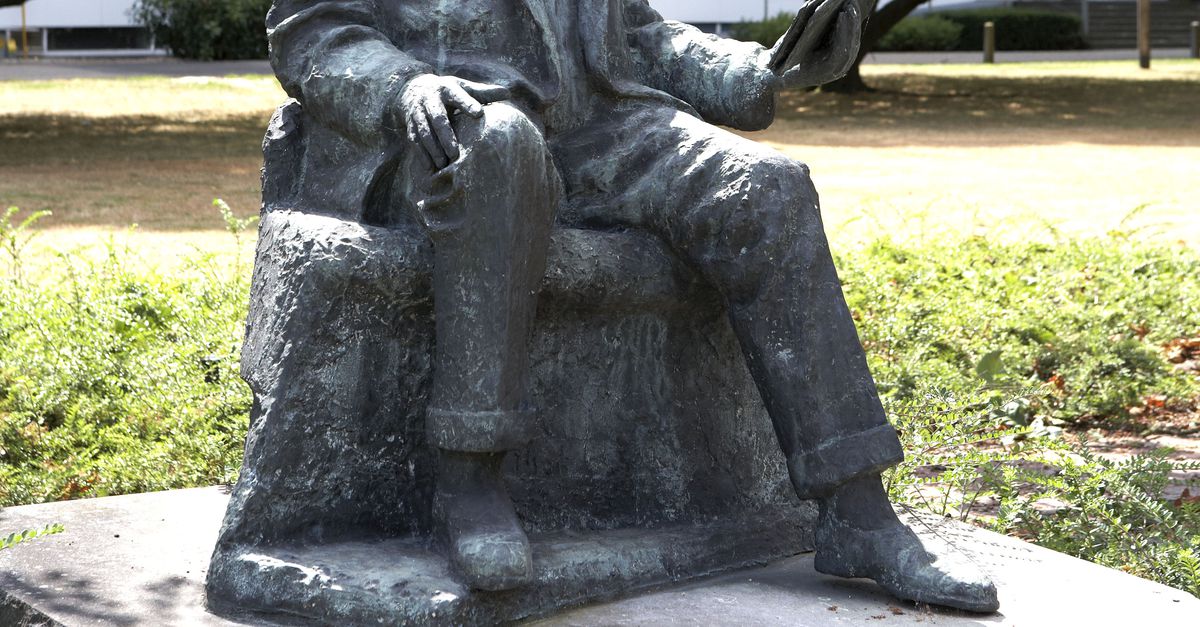 Merck zet wereldwijd mes in bedrijf - NRC