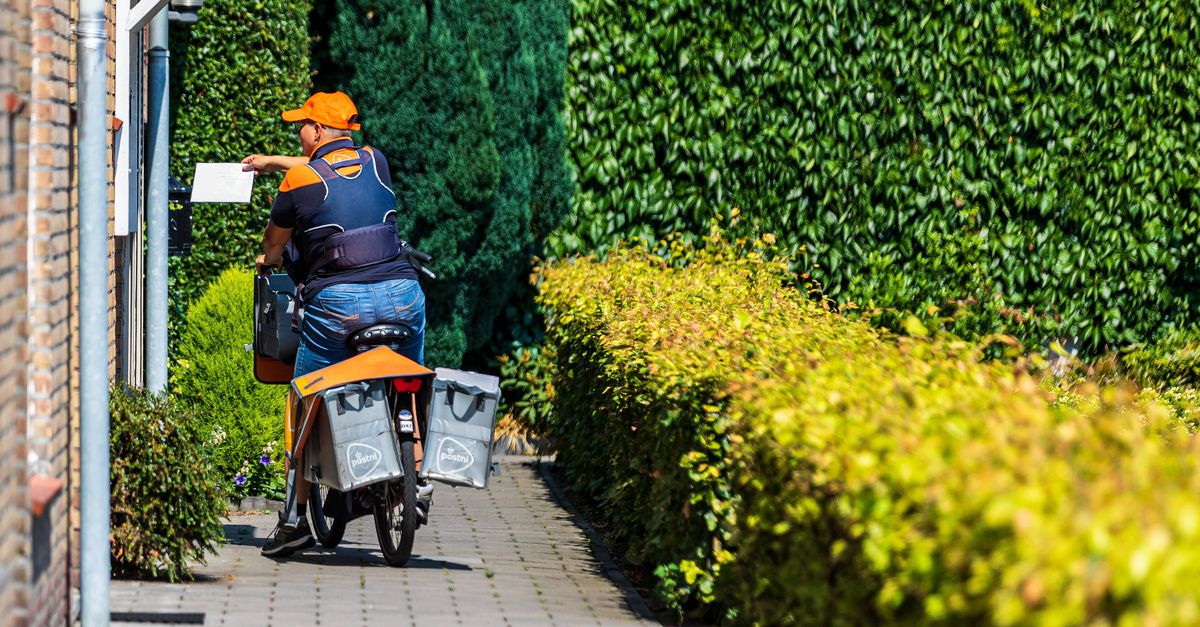 Verleidingsmanoeuvre PostNL: elke postbezorger in vaste dienst - NRC