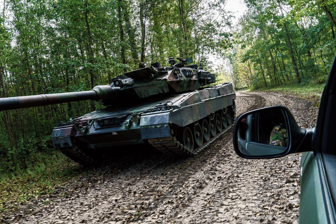 Militairen oefenen in Lauwersoog: een dodelijk gevecht van ‘staal op ...