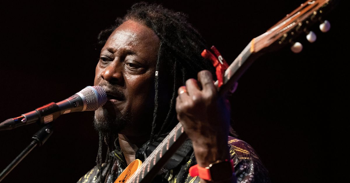 Malinese muziek brengt troost en contemplatie op Amsterdam Roots ...