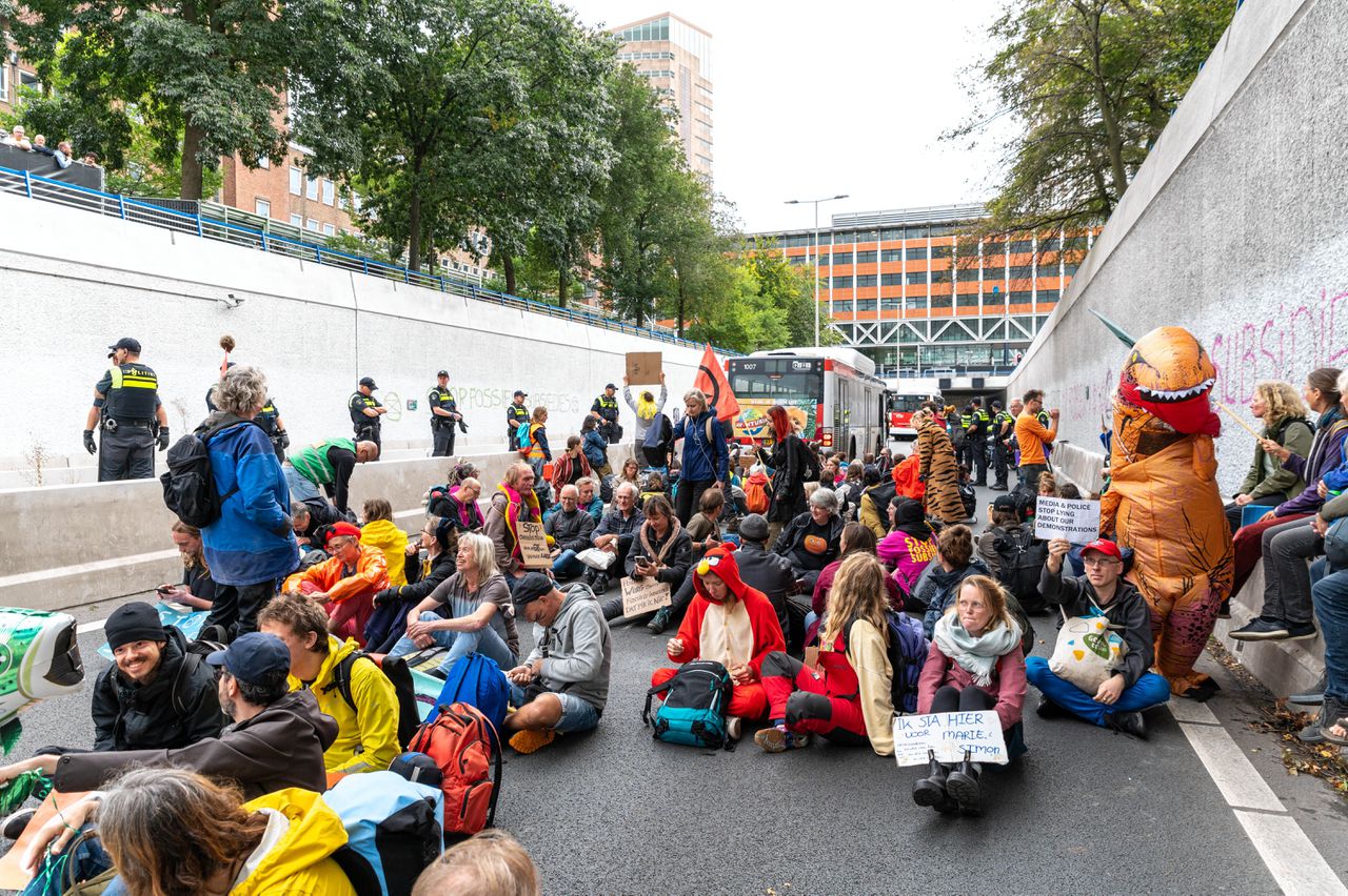 Extinction Rebellion stopt tot dinsdag met blokkades in afwachting van stemming Tweede Kamer - NRC