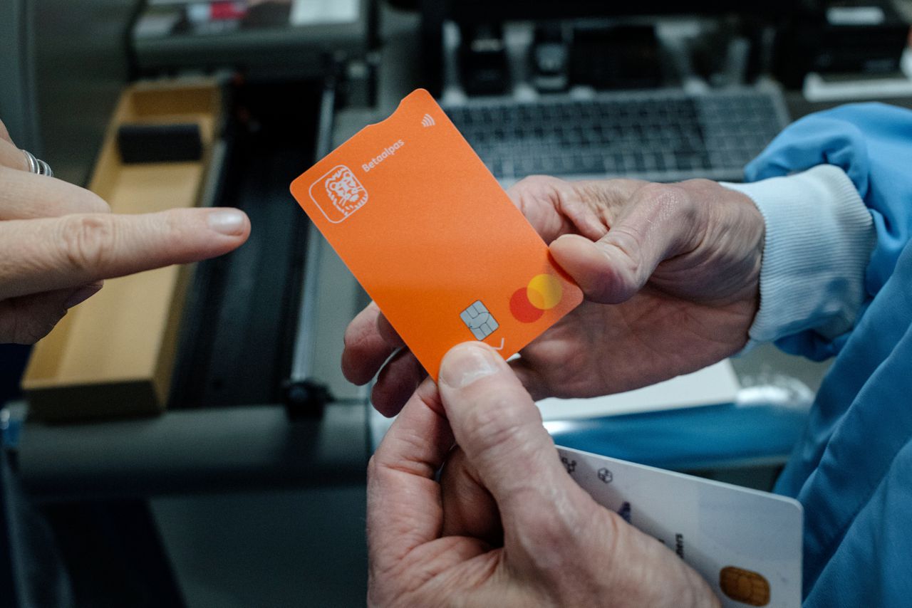 ING drukt in een jaar 10 miljoen nieuwe bankpassen. ‘Het móét goed gaan ...