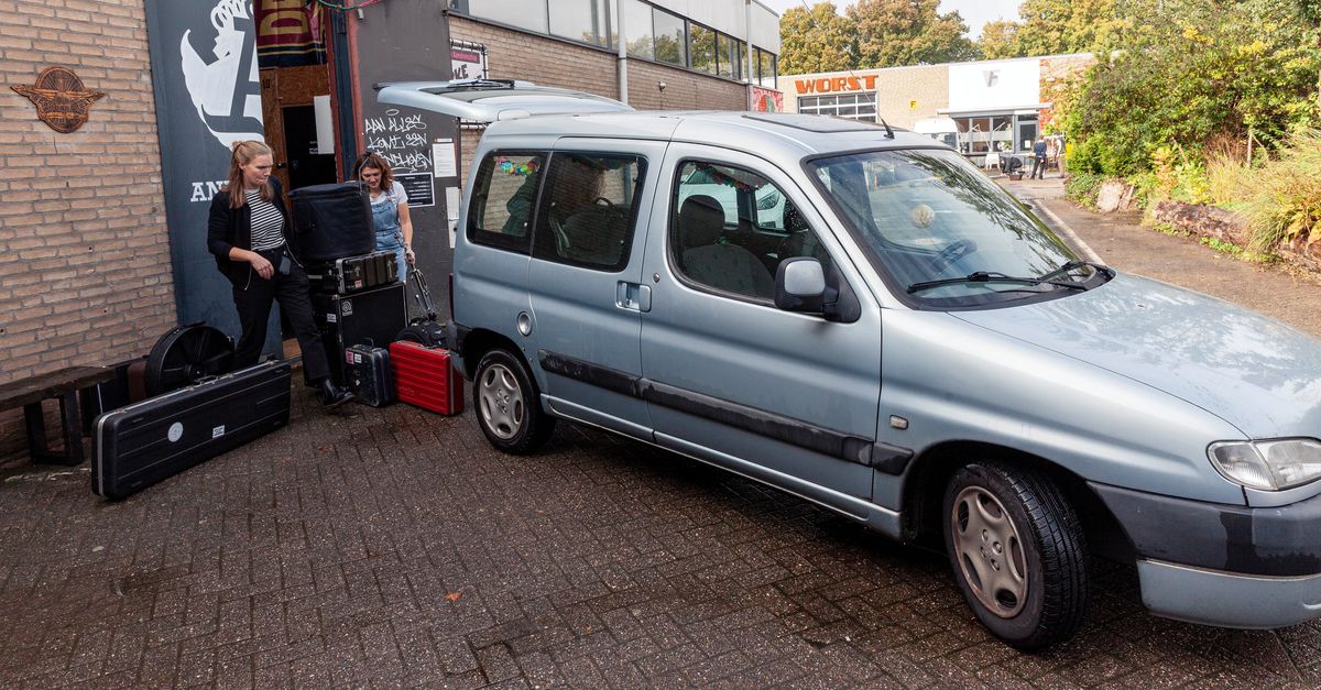 In de lelijkste auto ooit past precies een punkband - NRC
