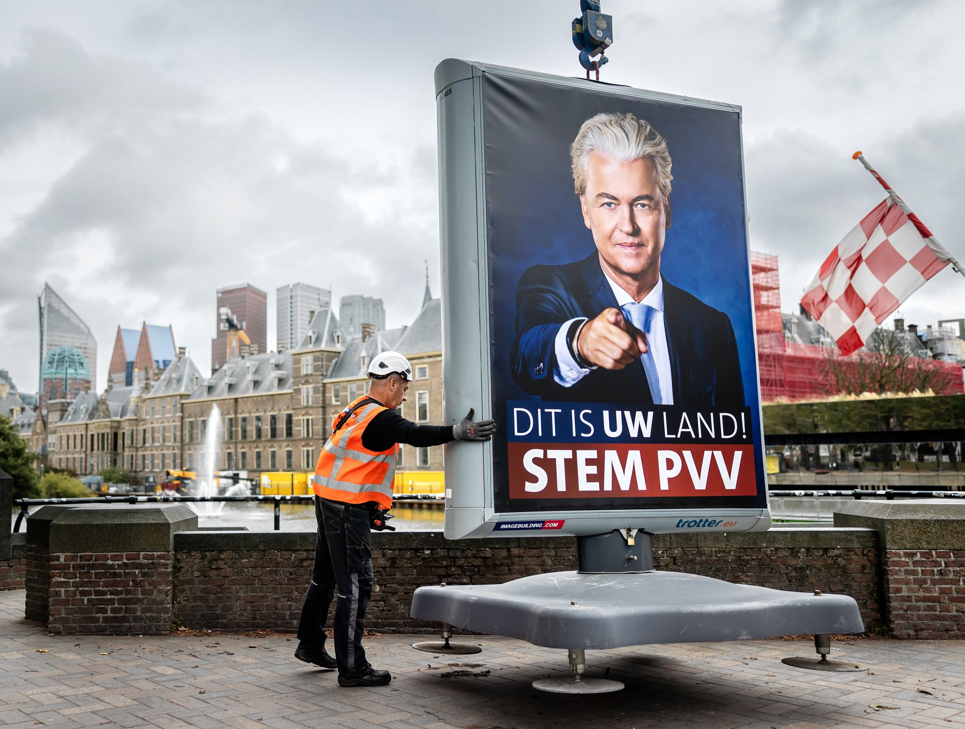 ‘PVV voert campagne met nepfoto’s’ - NRC