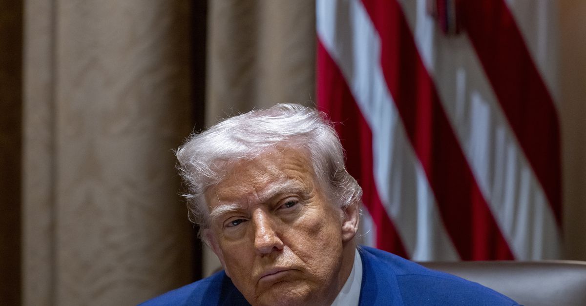 Trump kondigt onderzoek aan naar nieuwe heffingen op elektronica uit China en ontkent ...