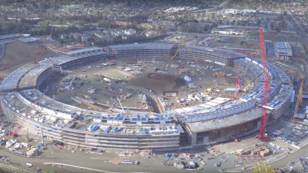 Kijken: de aanbouw van een enorm cirkelvormig Apple-kantoor - NRC