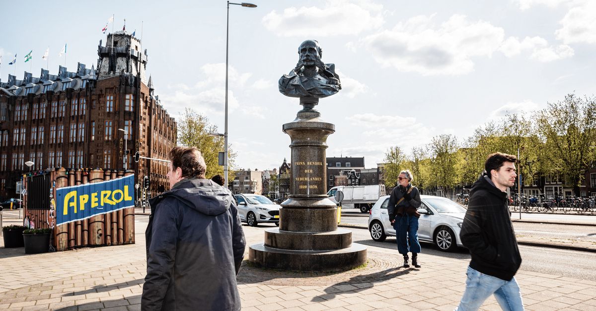 Koninklijke standbeeldenZe zitten er… - NRC