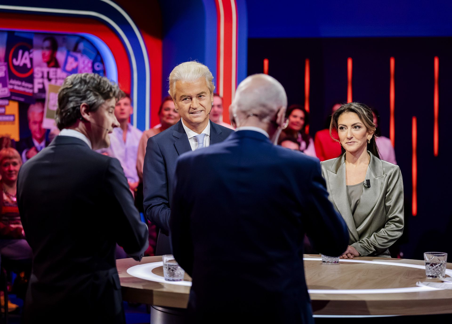De meeste kiezers zweven nog, slechts 18 procent is zeker van stem - NRC