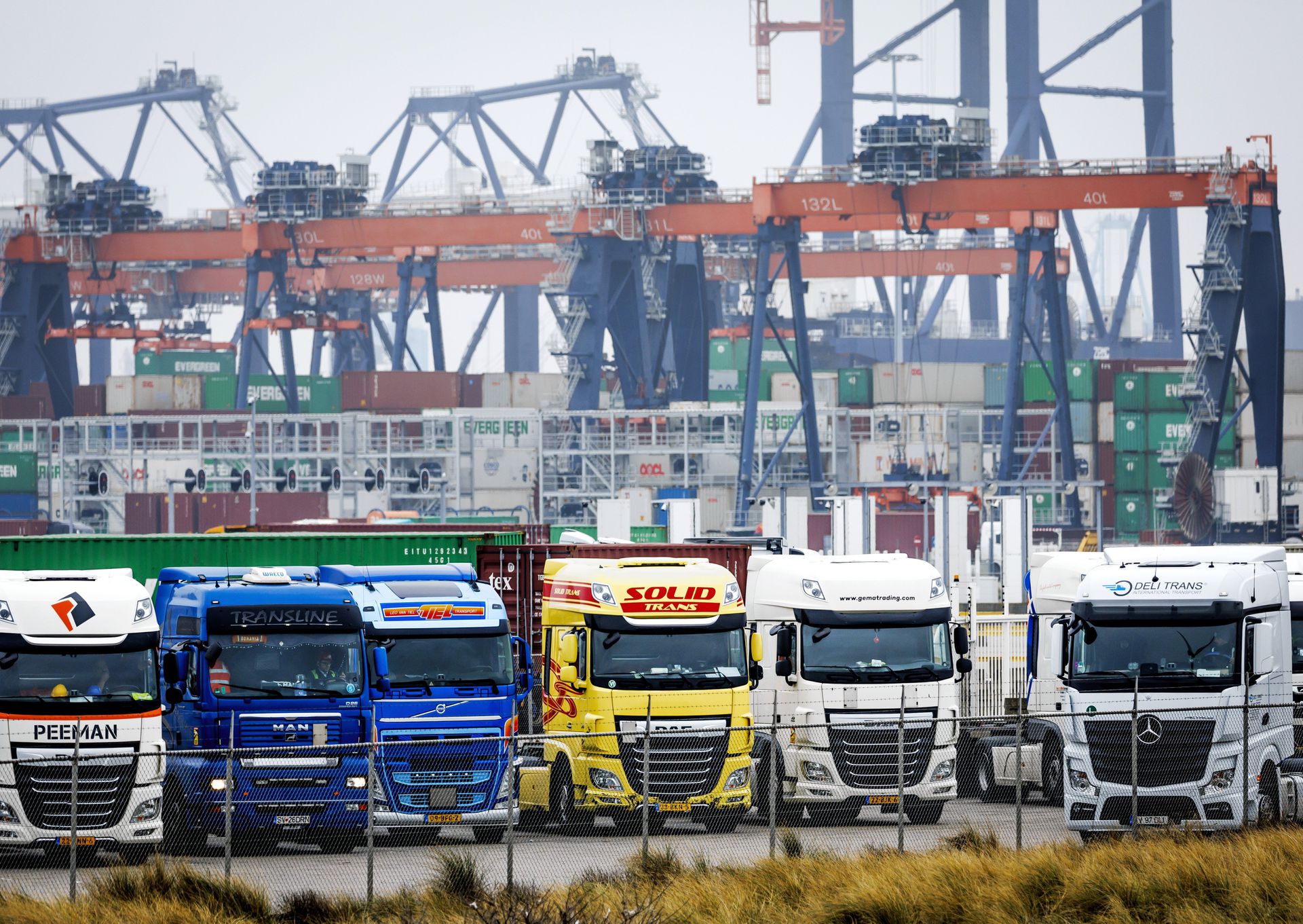 Nederlandse economie krimpt ook in tweede kwartaal en belandt in recessie - NRC