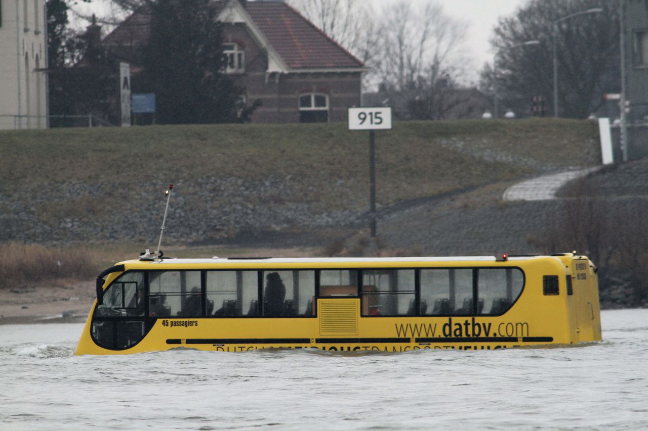 Vaartest Amfibus in Waal bij Wamel - NRC