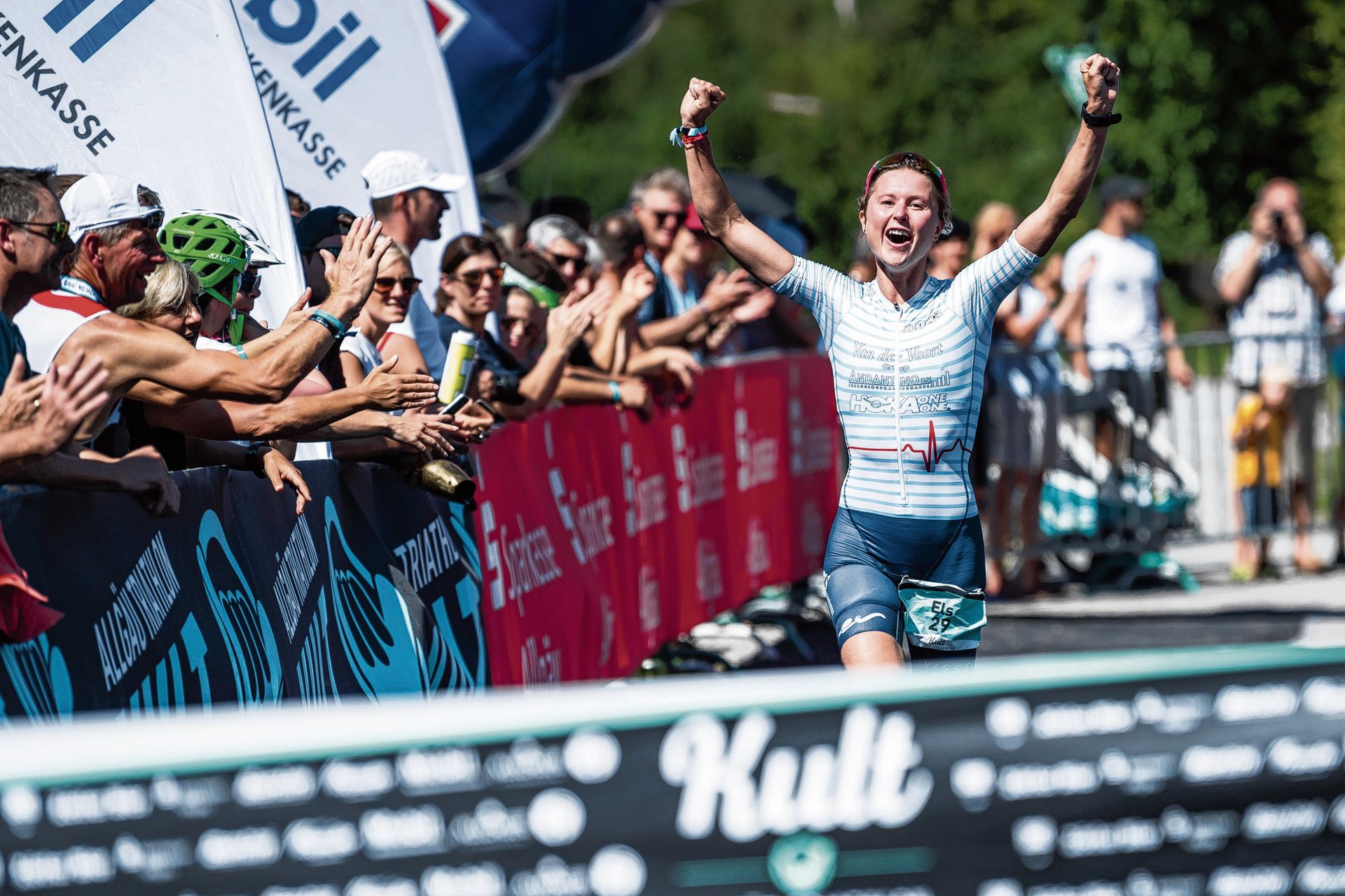 Els Visser zwom acht uur in zee na een schipbreuk. Nu is ze ...