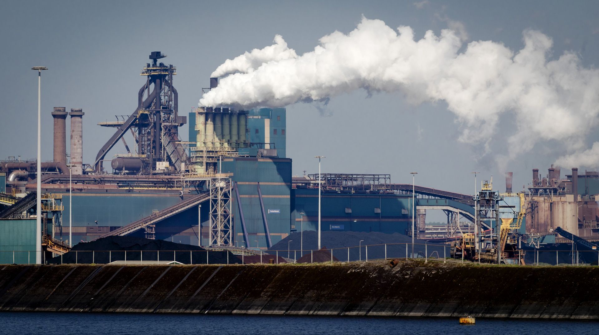‘Grafietregen rond hoogovens Tata Steel illegaal uitgestoten’ - NRC