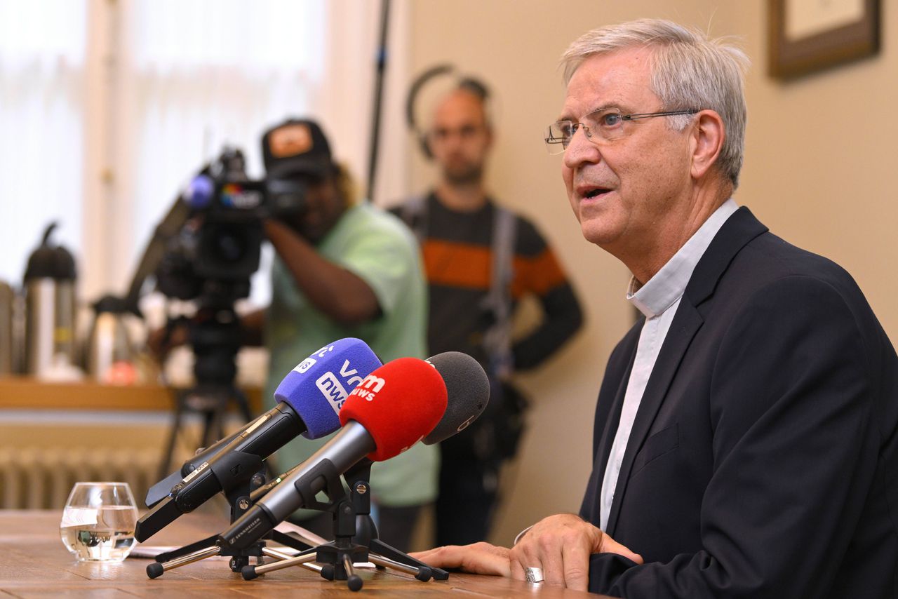 Paus neemt 14 jaar na misbruikonthullingen religieuze status van ...