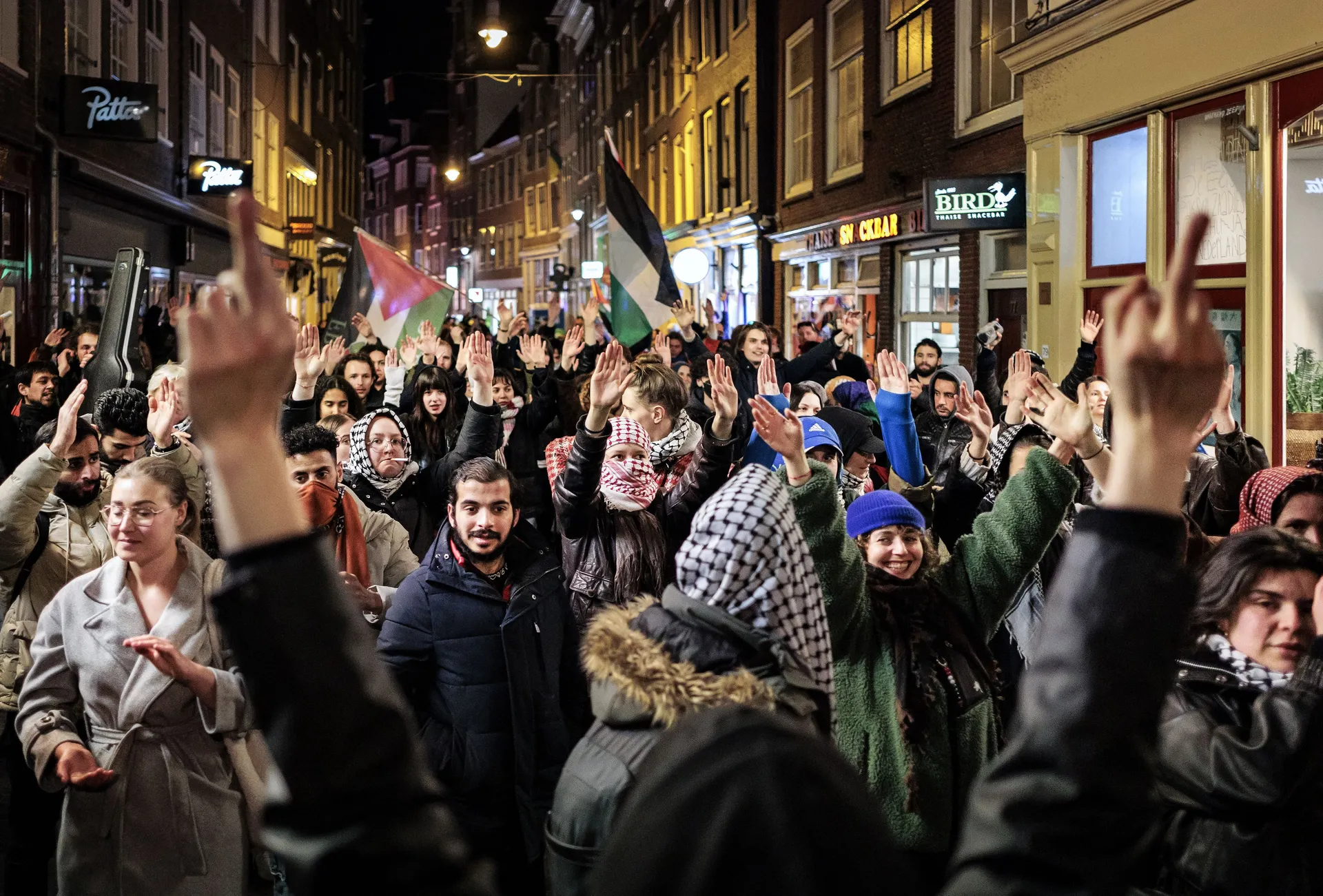 De Palestijnse keffiyeh is nu het meest politieke kledingstuk, maar ...