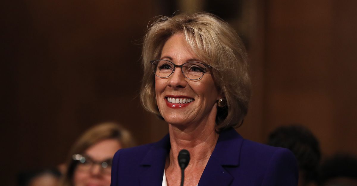 Omstreden DeVos benoemd tot minister van Onderwijs VS - NRC