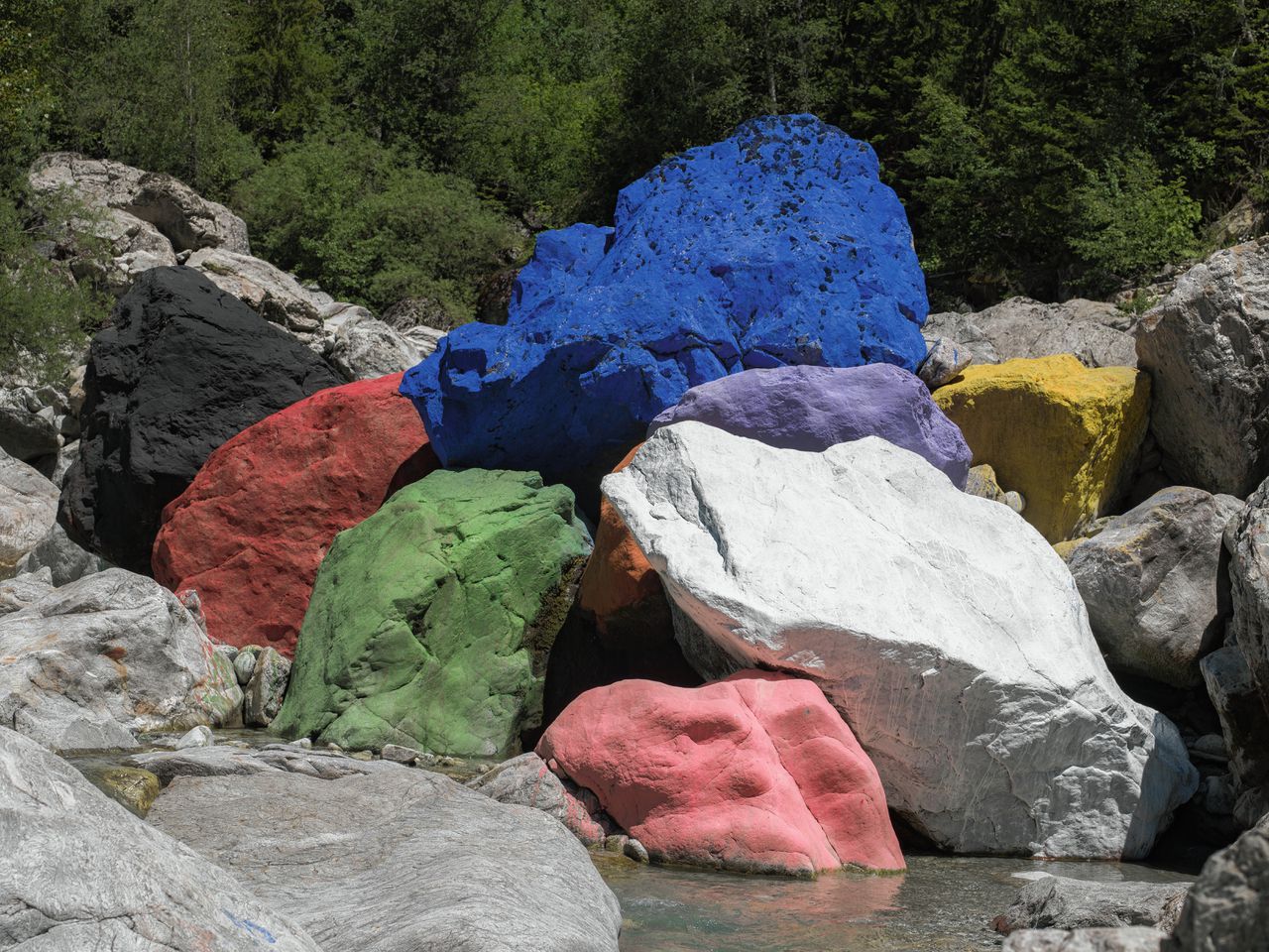 Roze rotsen met een hoedje van sneeuw - NRC