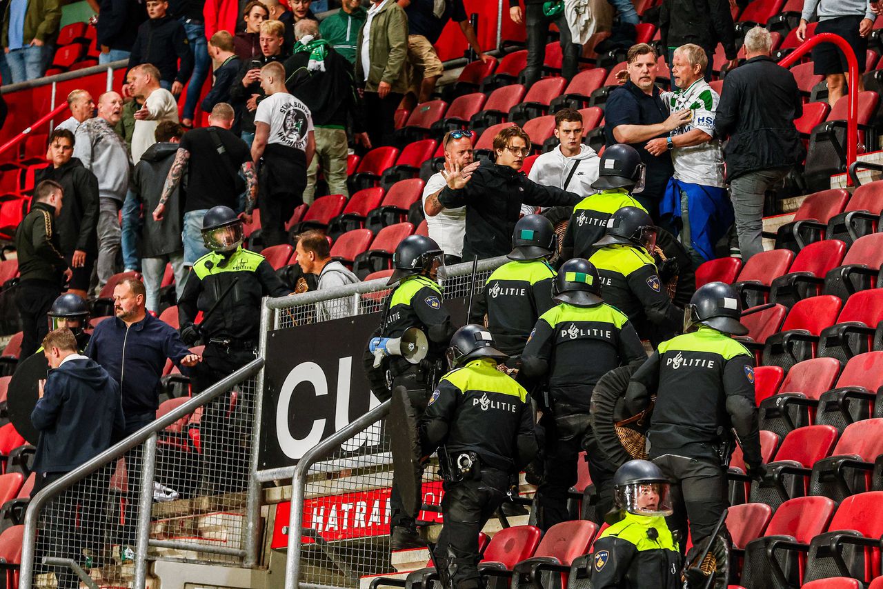 FC Twente legt 28 supporters stadionverbod op vanwege rellen tegen Hammarby IF - NRC