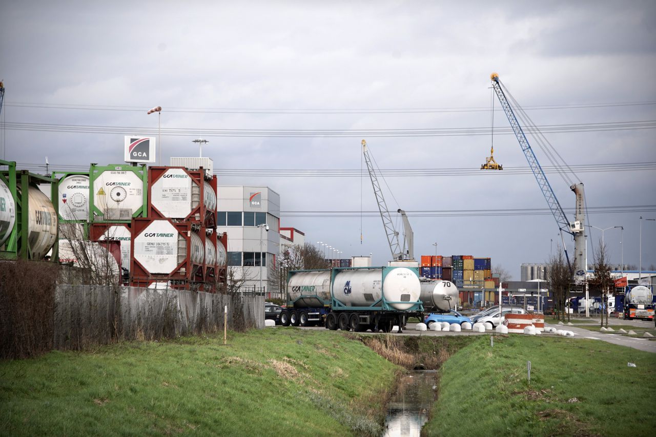 Acht mensen gewond door vrijkomen giftige stof op industrieterrein ...