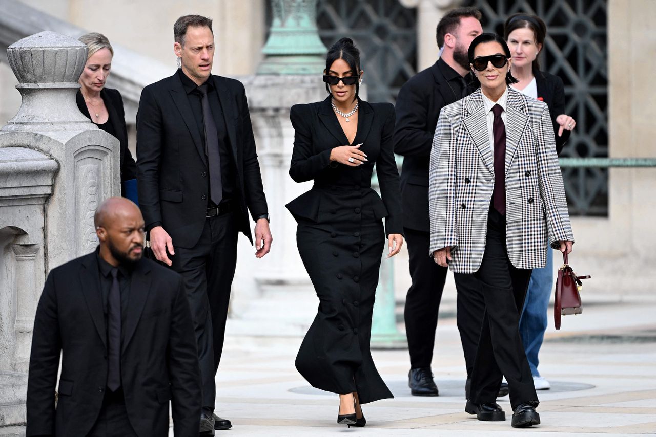 Acht veroordelingen voor overval op Kim Kardashian, tot drie jaar gevangenisstraf - NRC